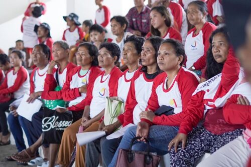 Pinay Wearing TUPAD Shirt & Hat While Cleaning in America Delights ...