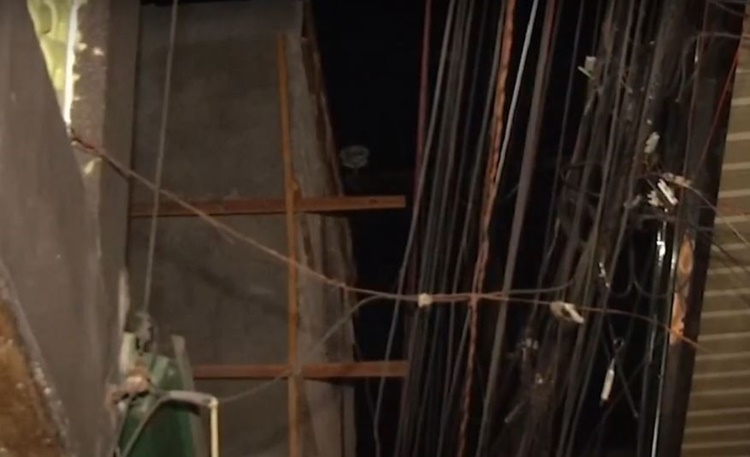 Construction Worker Injured After Getting Electrocuted & Falling in Caloocan| PhilNews