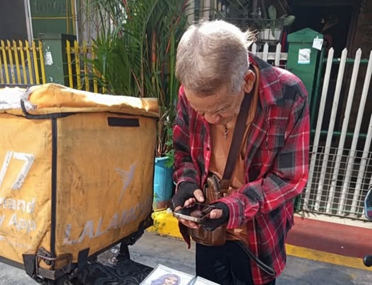 Female Netizen Admires Elderly Delivery Rider for Continuing to Work ...