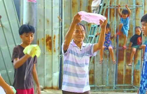 73-Year-Old Man Keeps Classic Parachute Toys Alive & Gives His Earnings ...
